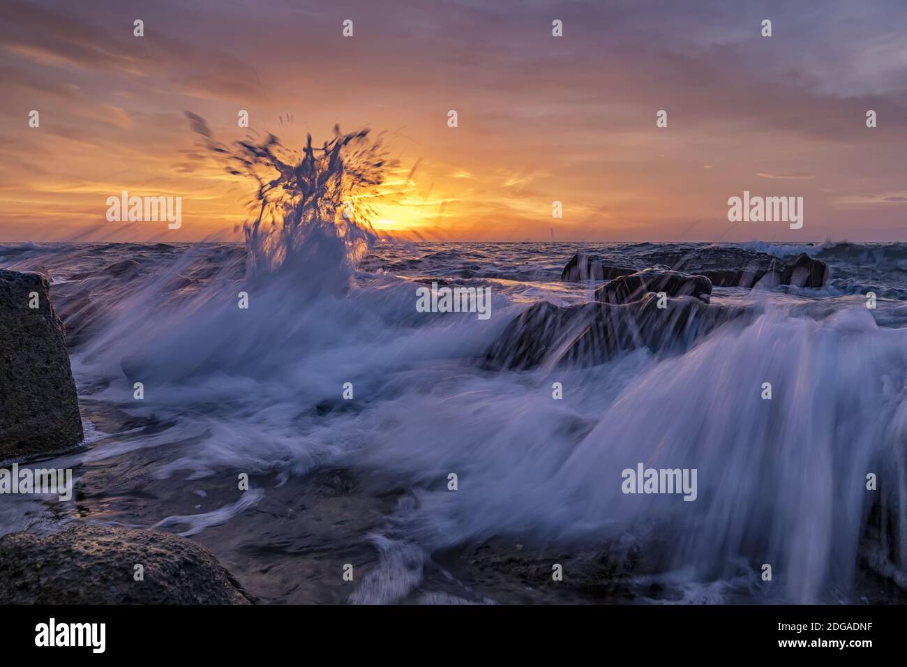 Amazing water splash hi-res stock photography and images - Alamy