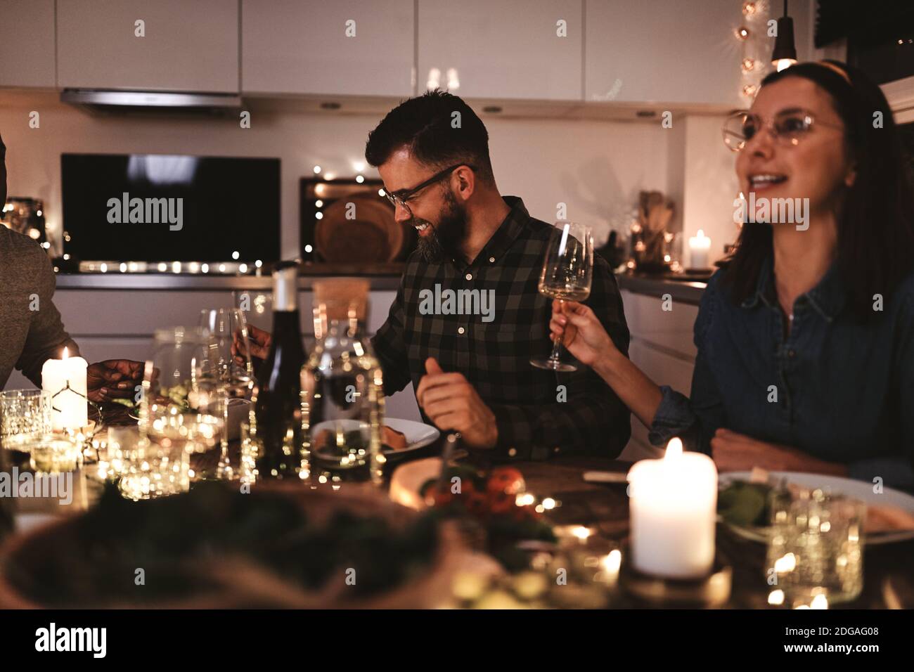 Friends around dining table hi-res stock photography and images - Alamy