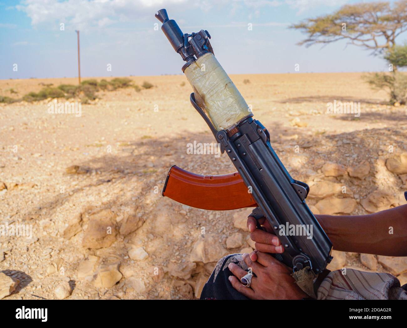 man holding a rifle gun in Mukalla city, Yemen, 2020 Stock Photo - Alamy