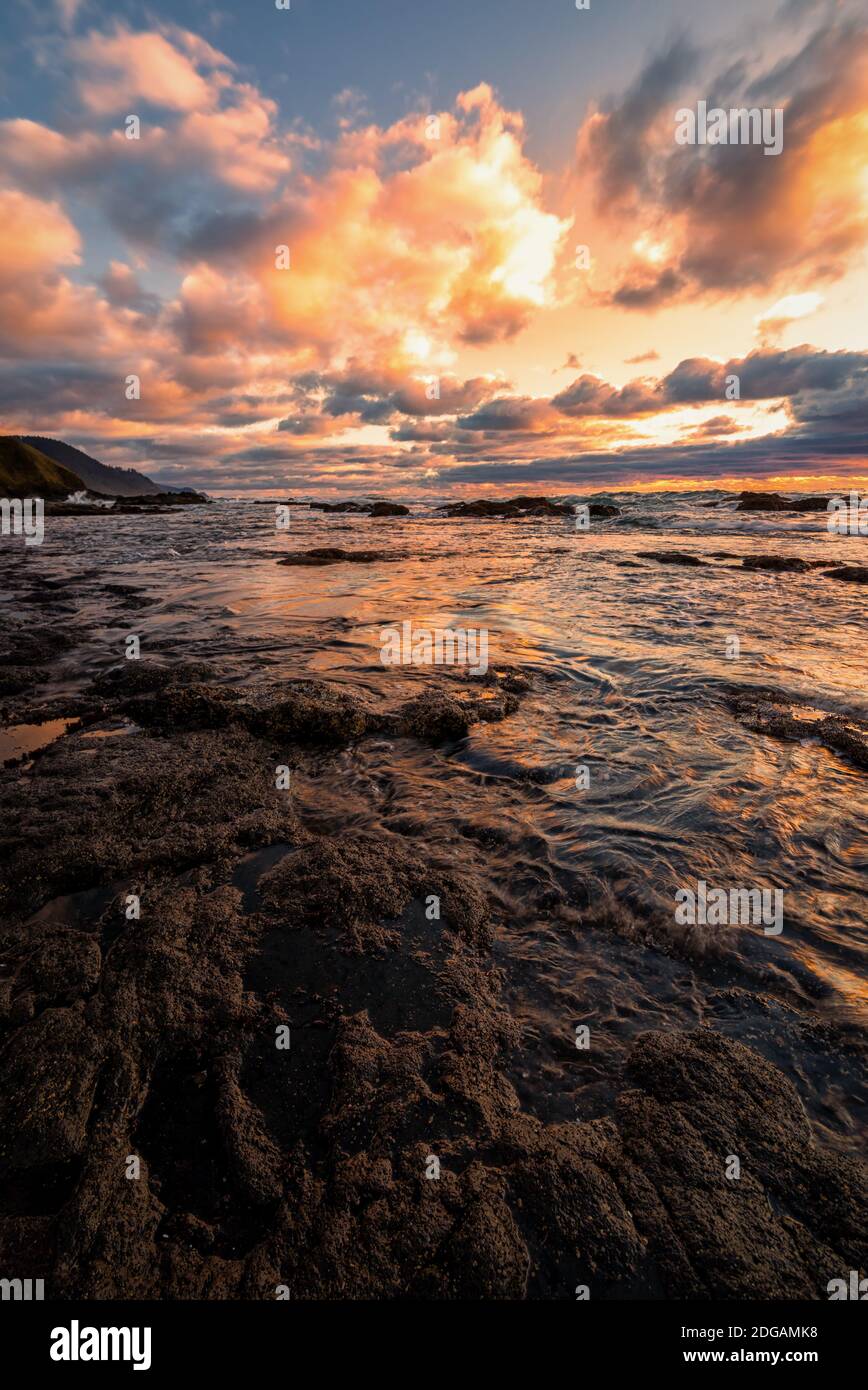 Sunset at a Beautiful Oregon Beach Overlooking the Pacific Ocean Stock ...