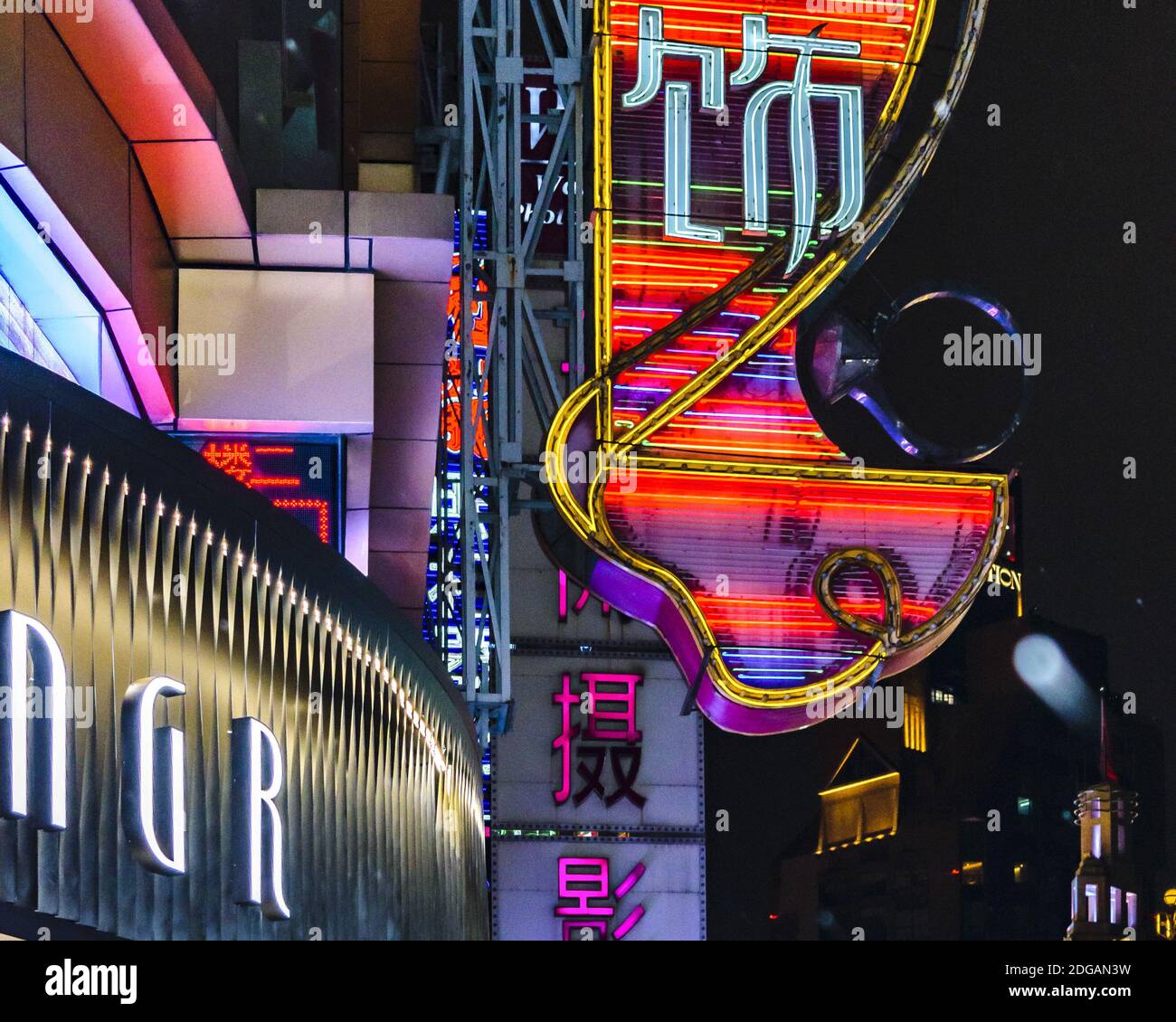 Nanjing road pedestrian mall shanghai hi-res stock photography and ...