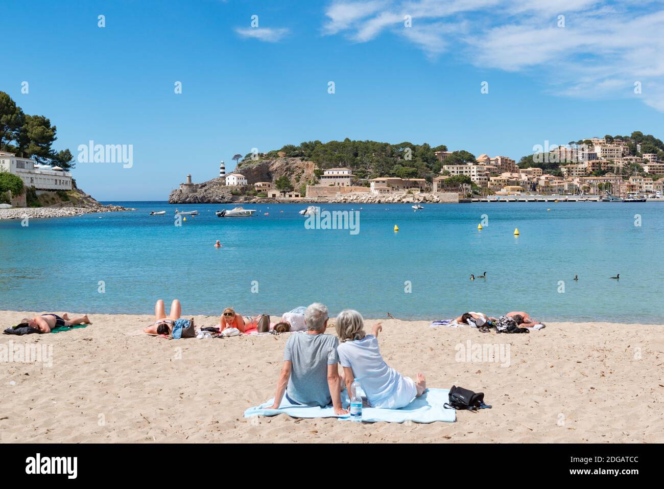 Couple sun bathing beach hi-res stock photography and images - Alamy