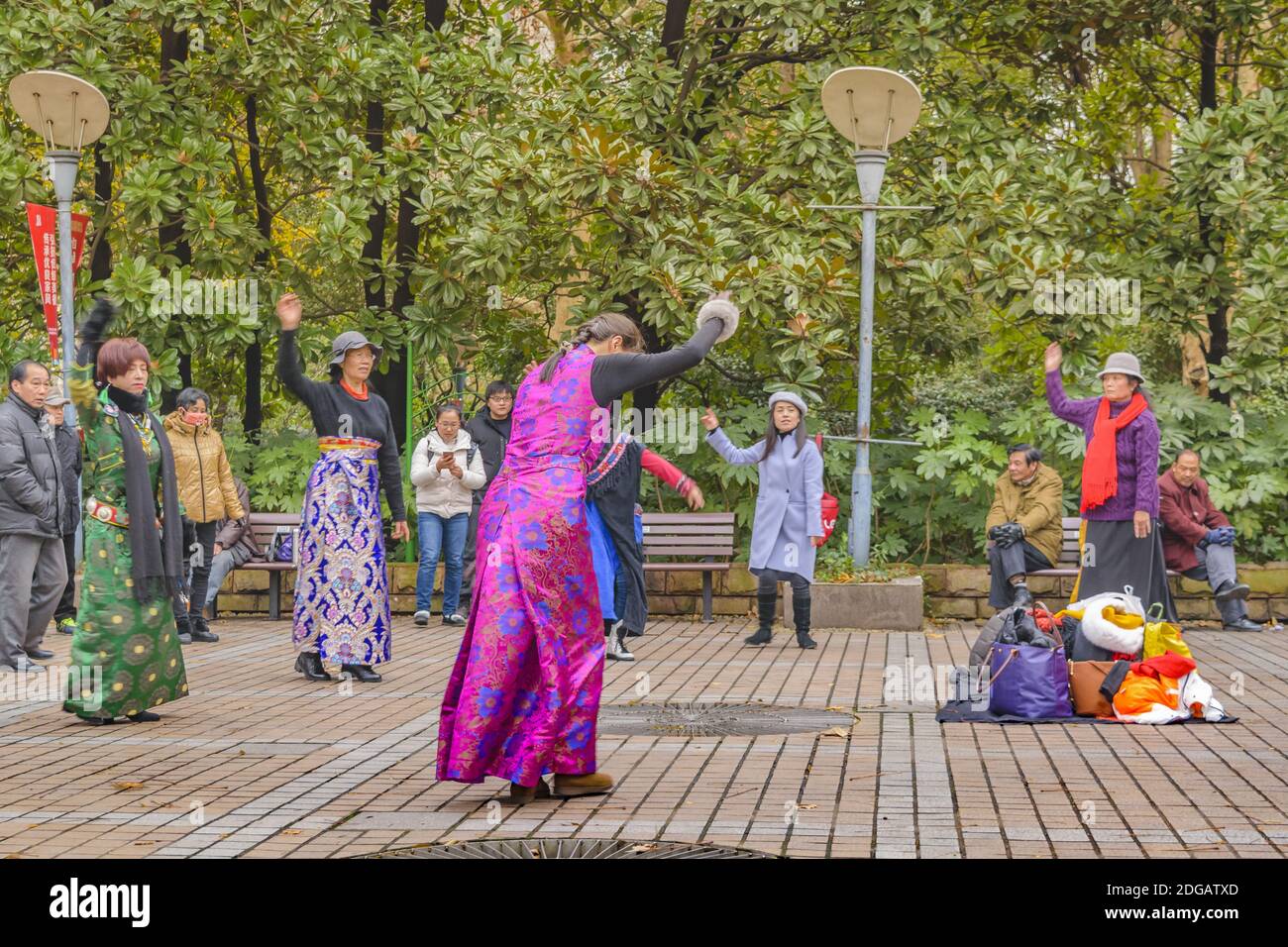 Traditional chinese dance hi-res stock photography and images - Alamy