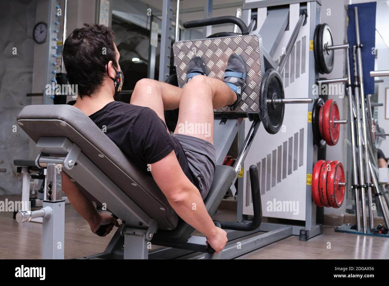Man leg press gym hi-res stock photography and images - Alamy
