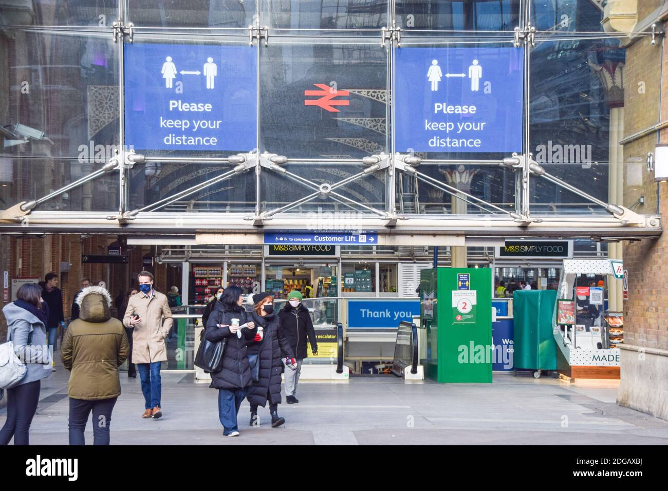 Face masks london underground sign hi-res stock photography and images ...