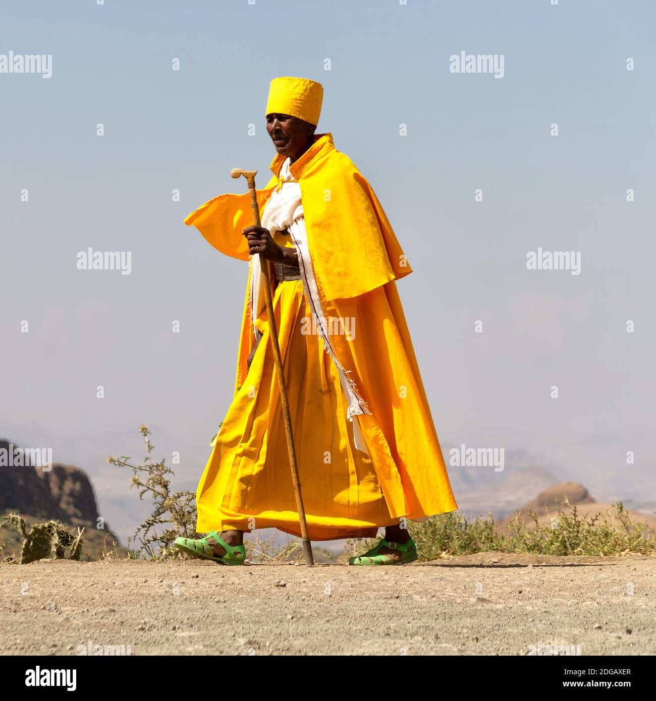 Old man with stick walking in ethiopia hi-res stock photography and ...