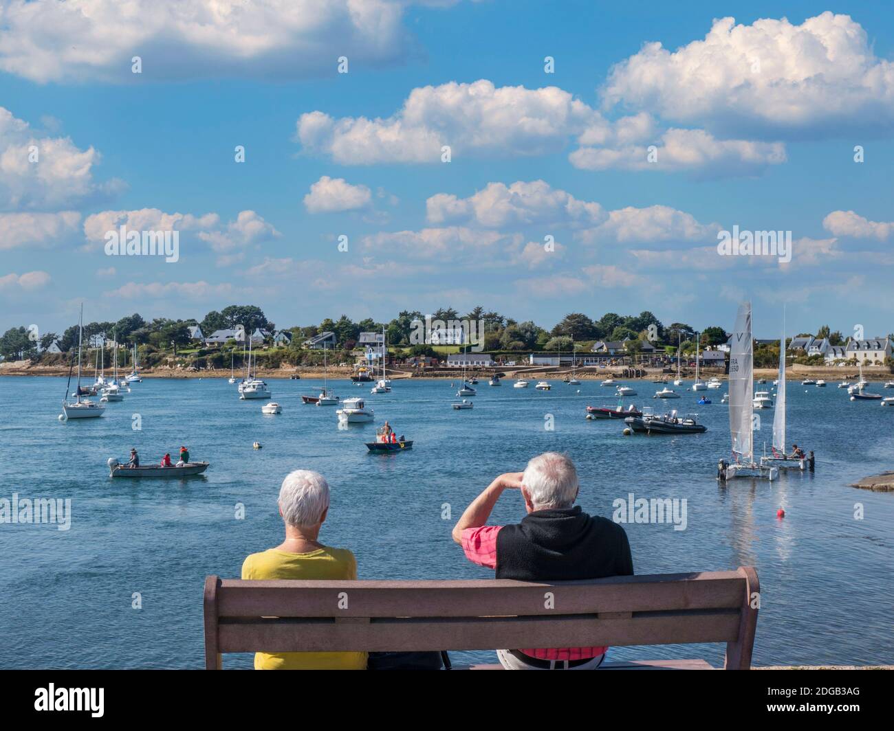 MORBIHAN VACATION COUPLE BOATING SAILING Sentier de la Plage, elderly ...
