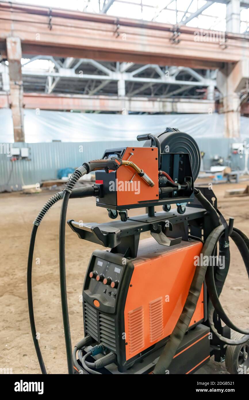 Device for semi-automatic welding in the environment of protective ...