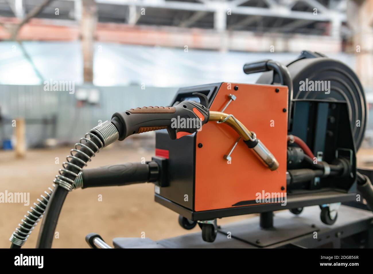 Device for semi-automatic welding in the environment of protective ...