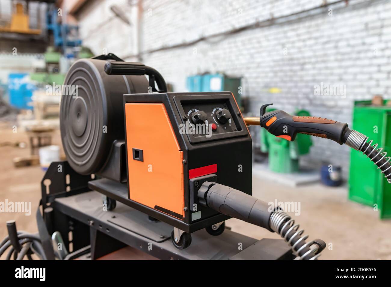 Device for semi-automatic welding in the environment of protective ...