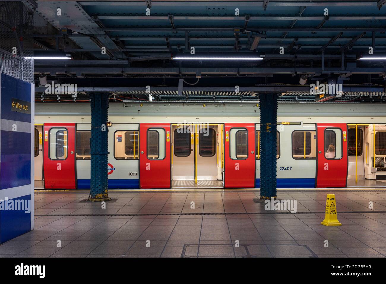 Empty tube station hi-res stock photography and images - Alamy