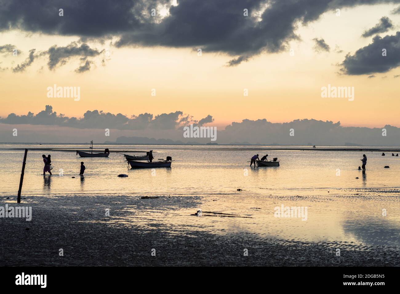 Fisherman in paradise hi-res stock photography and images - Alamy