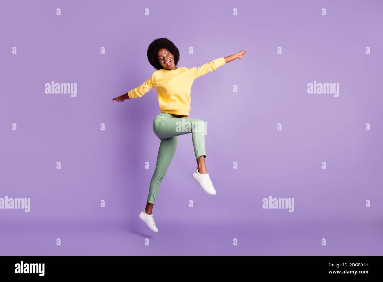 Black pants and yellow jumper hi-res stock photography and images - Alamy
