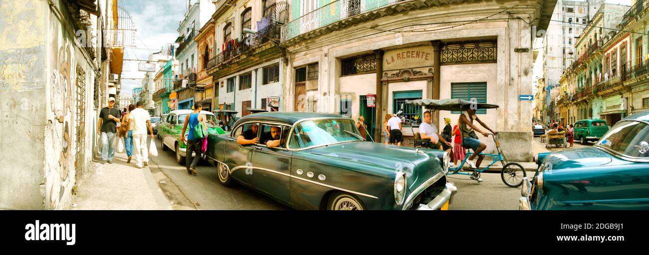 Vintage car street scene hi-res stock photography and images - Alamy