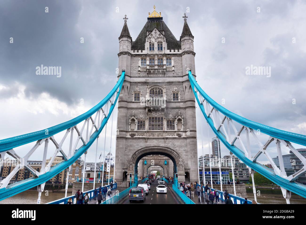Tower bridge and double decker tour bus hi-res stock photography and ...