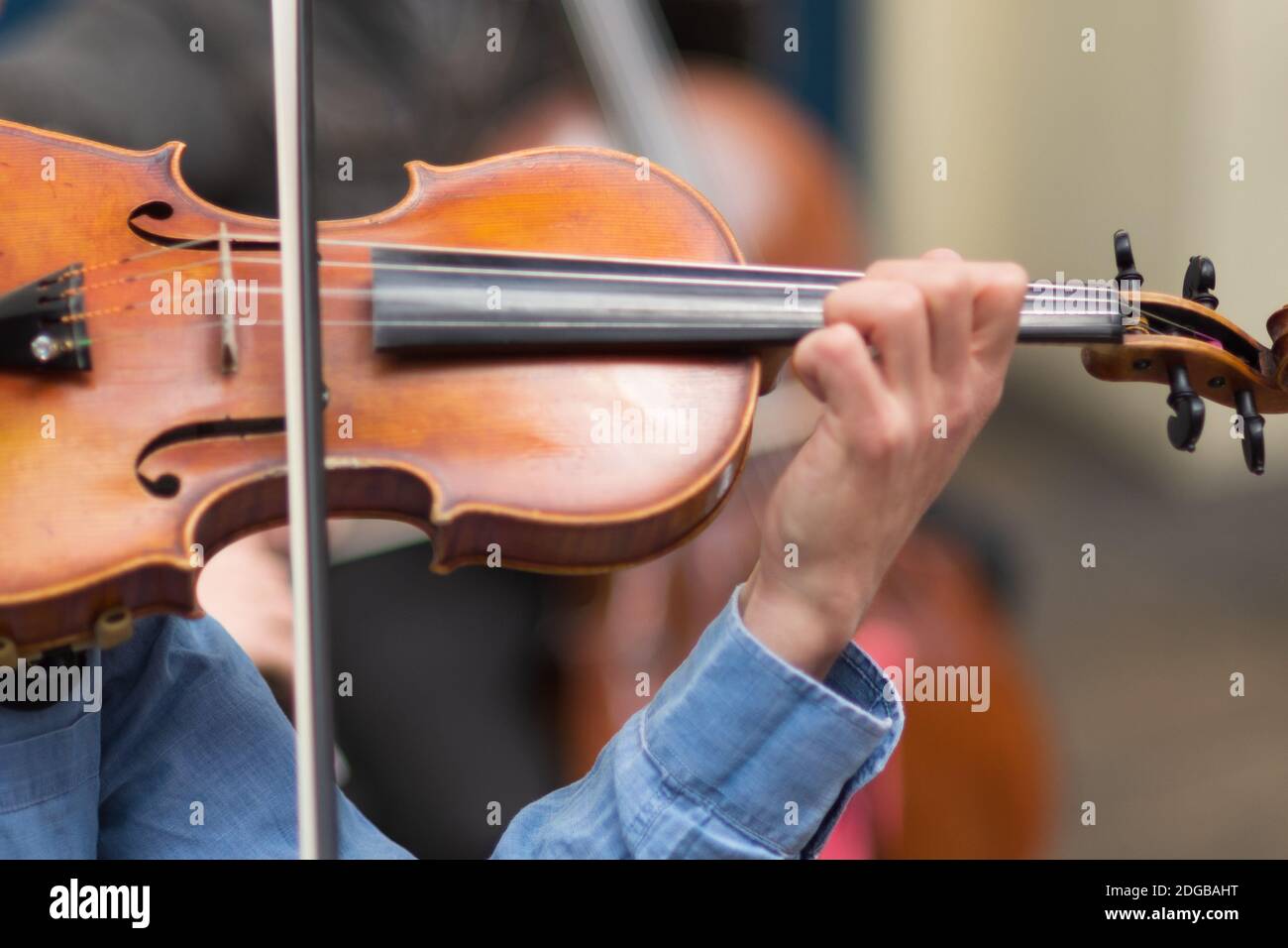 Street musician playing violin in the streets Stock Photo - Alamy