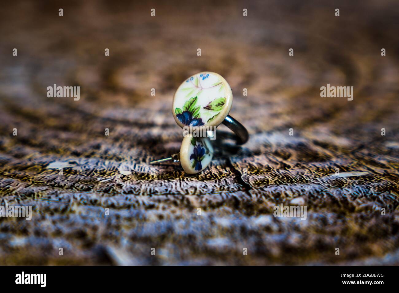 Broken wedding ring hi-res stock photography and images - Alamy