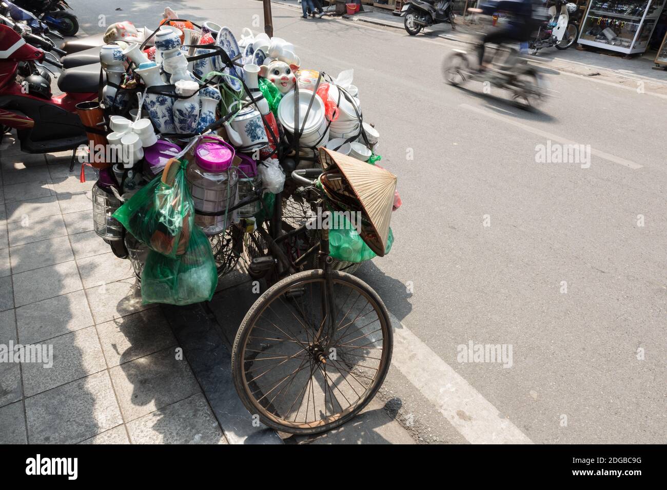 vietnamese bike vendor Stock Photo - Alamy