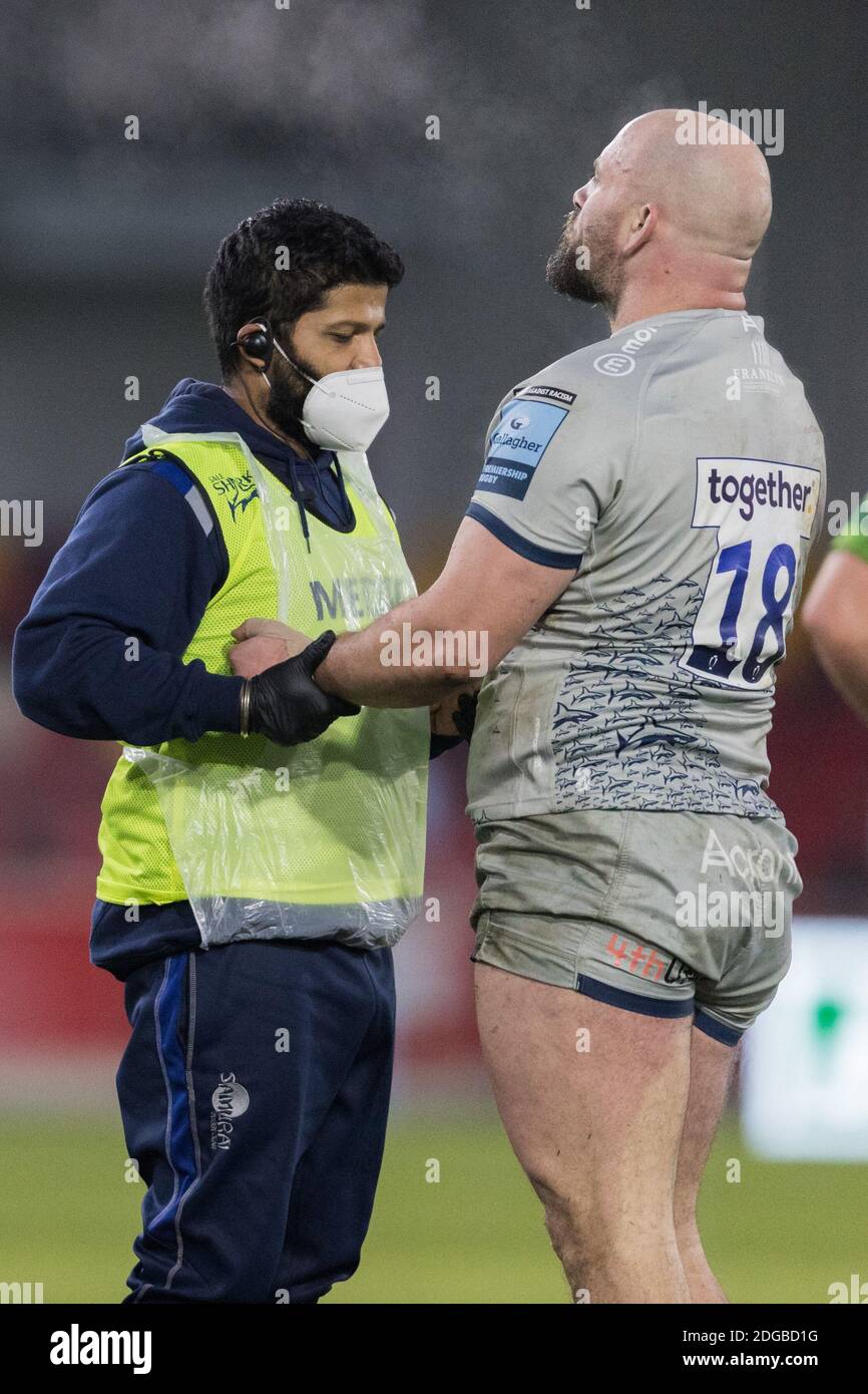Jake Cooper-Woolley of Sale Sharks receiving treatment Stock Photo - Alamy