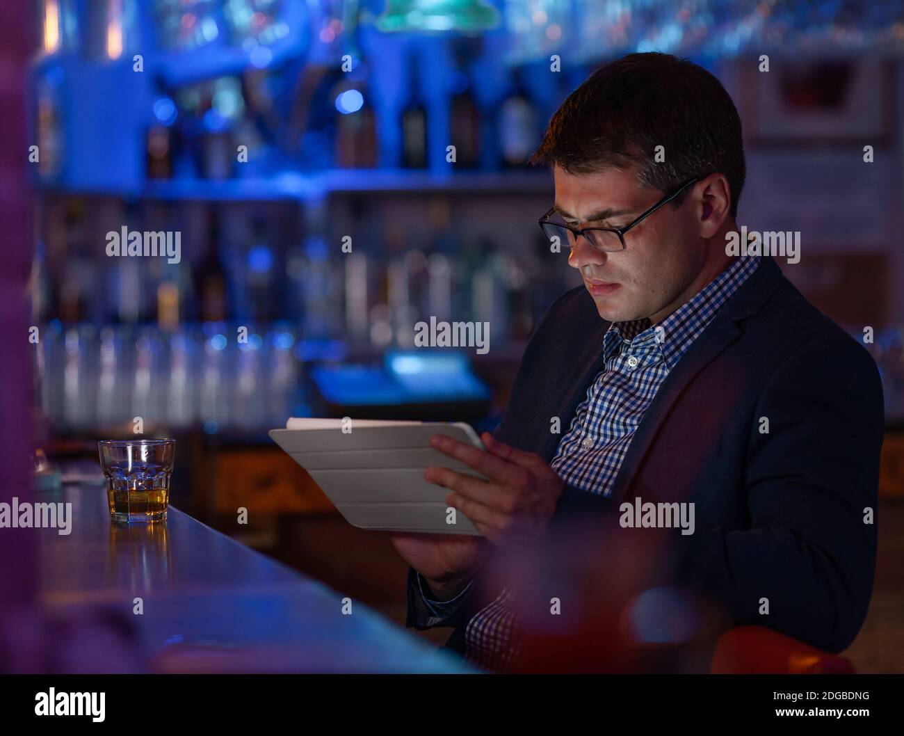 Pub bar counter busy hi-res stock photography and images - Alamy