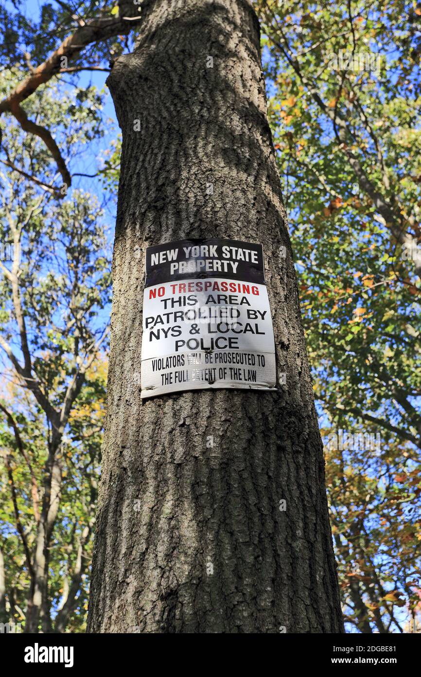 No Trespassing Sign Tree High Resolution Stock Photography and Images ...