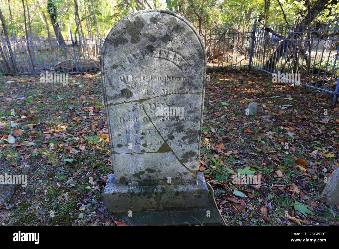 Cracked tombstone hi-res stock photography and images - Alamy