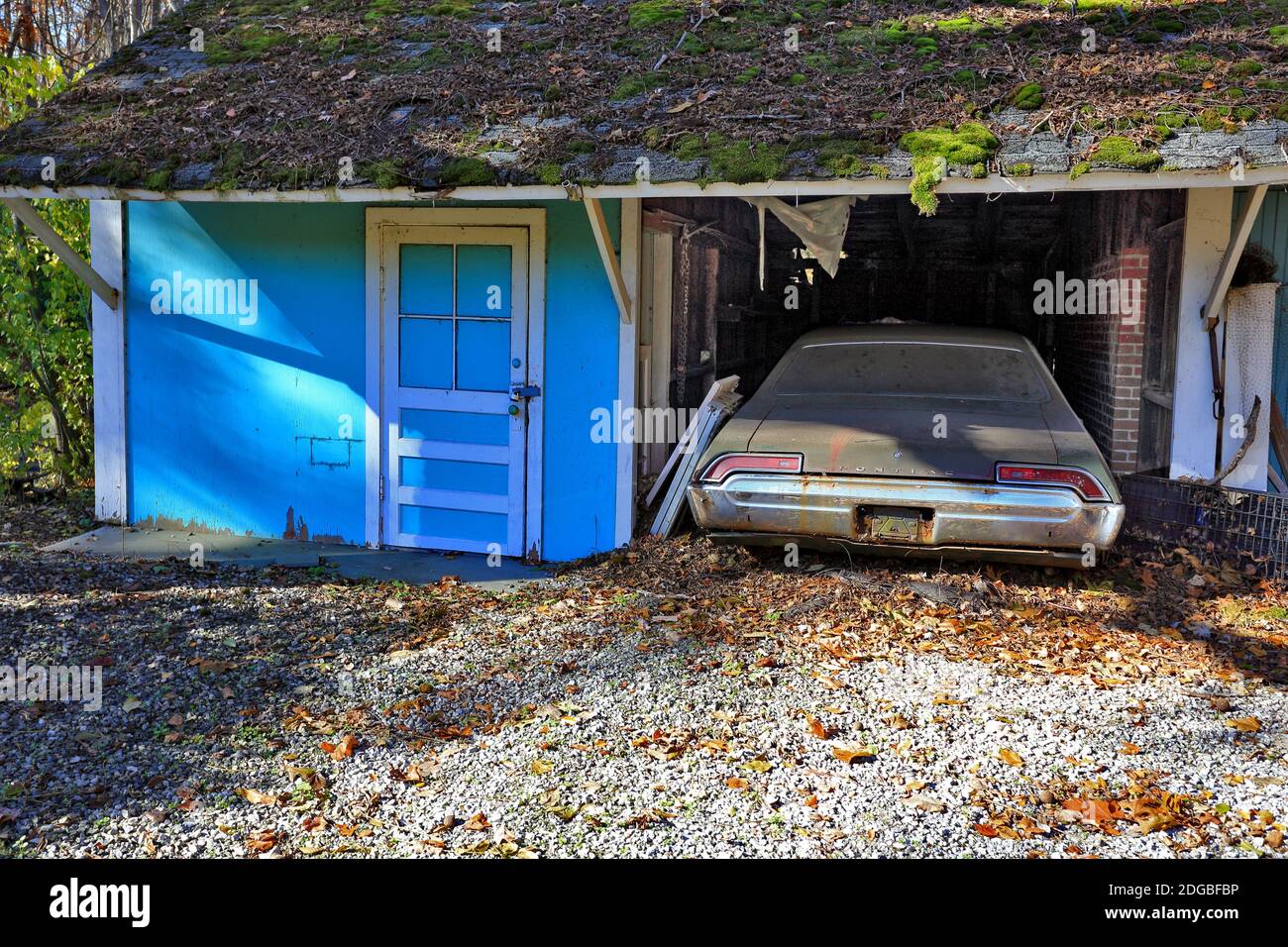 Old barn car hi-res stock photography and images - Alamy