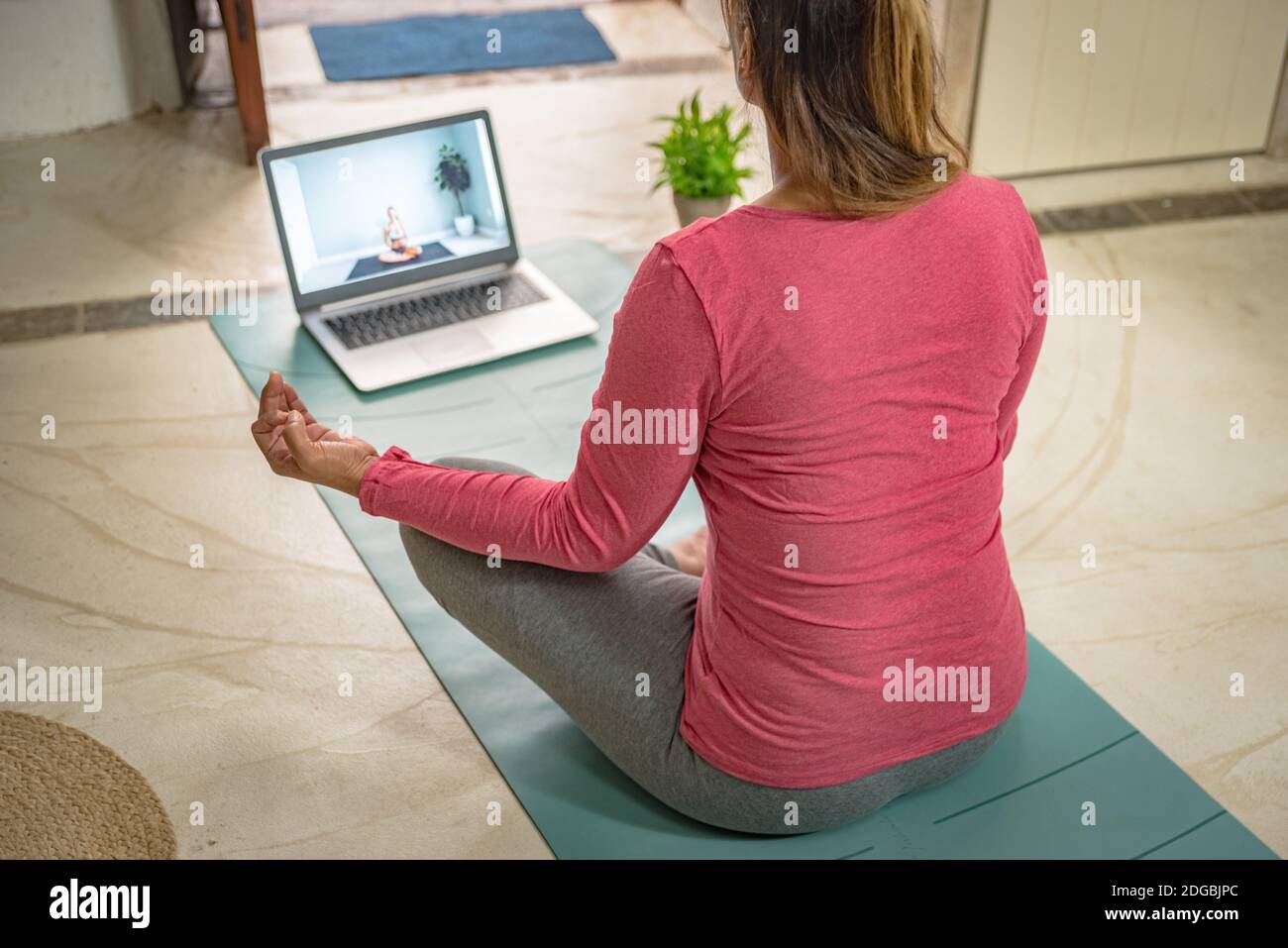 Woman crying computer hi-res stock photography and images - Alamy