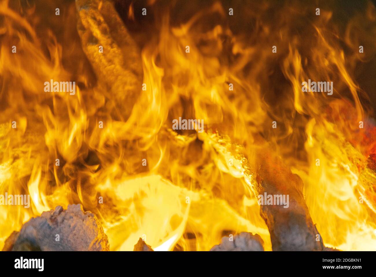 Artificial burning logs hi-res stock photography and images - Alamy