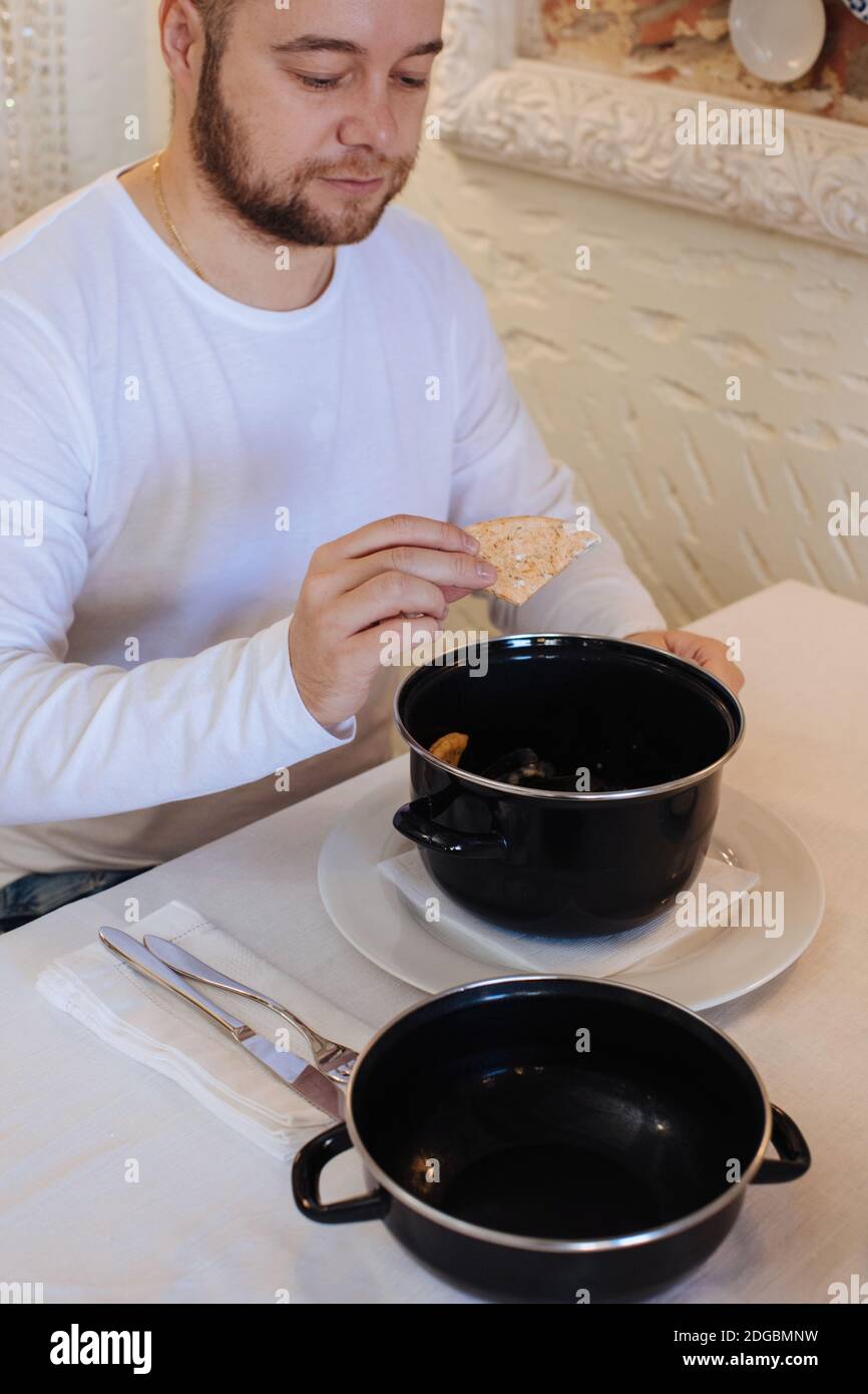 Man eating seafood restaurant hi-res stock photography and images - Alamy