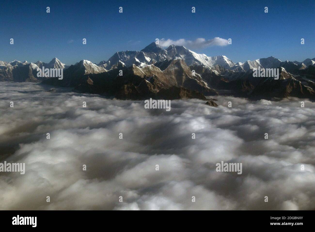 New height of mount everest hi-res stock photography and images - Alamy