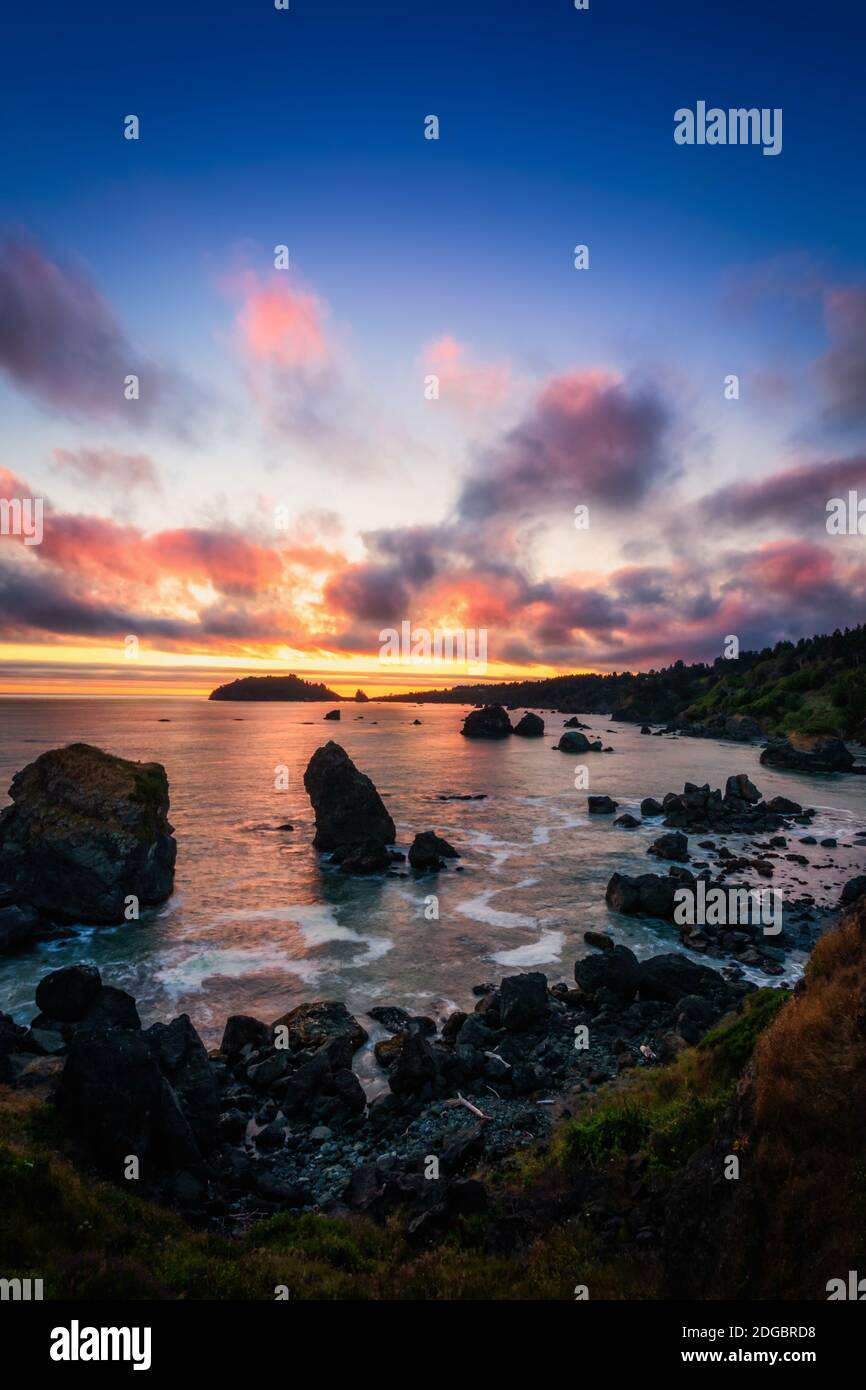 Sunset at a Rocky Pacific Northwest Beach Stock Photo - Alamy