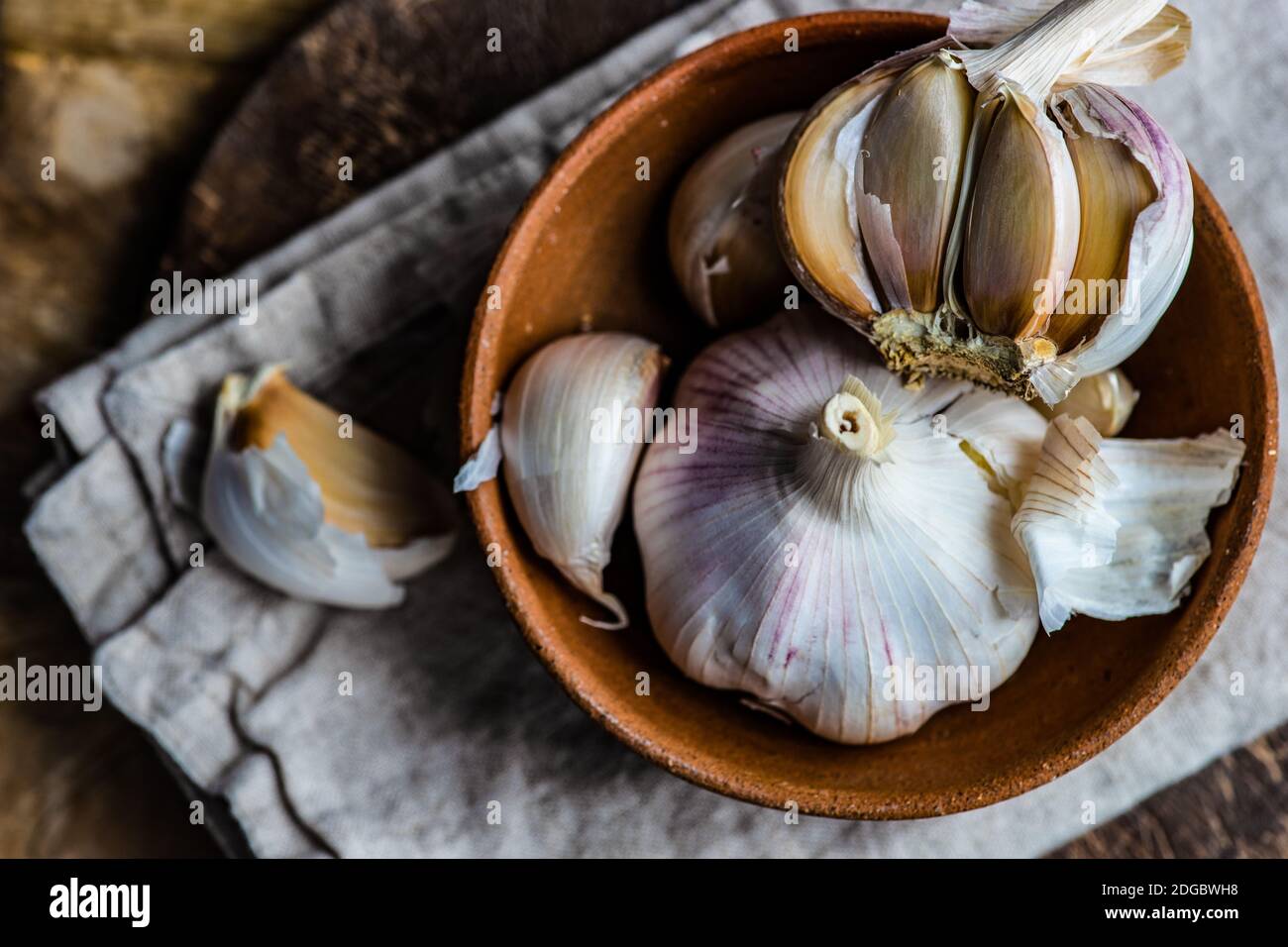 Overhead view of a bowl of fresh garlic Stock Photo - Alamy