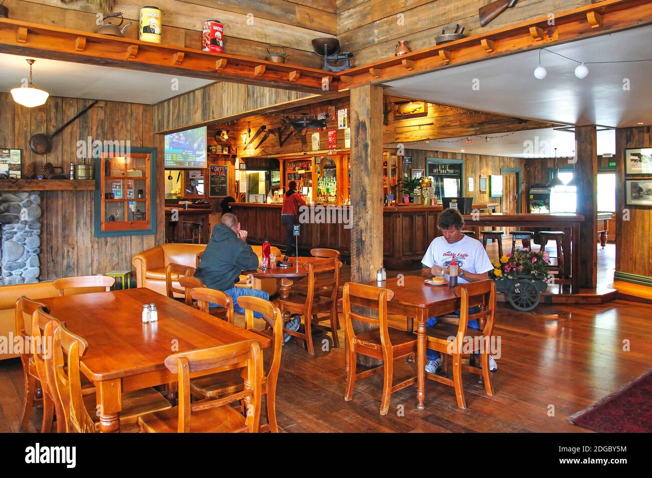 Saloon bar hi-res stock photography and images - Alamy