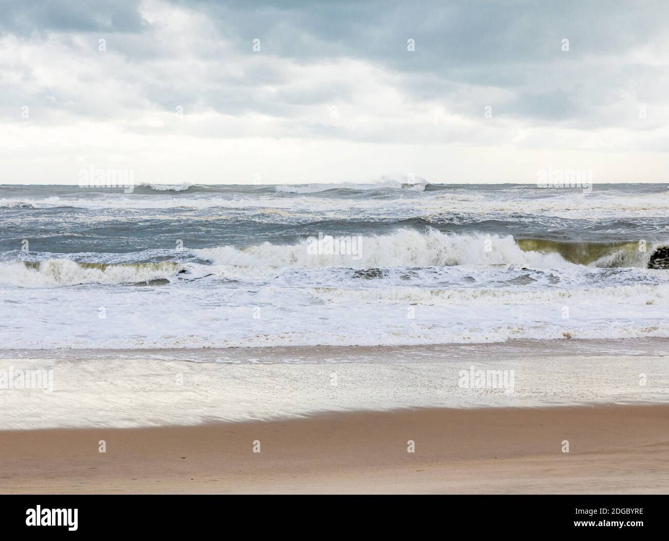 rough surf at Townline Beach, Wainscott, NY Stock Photo - Alamy