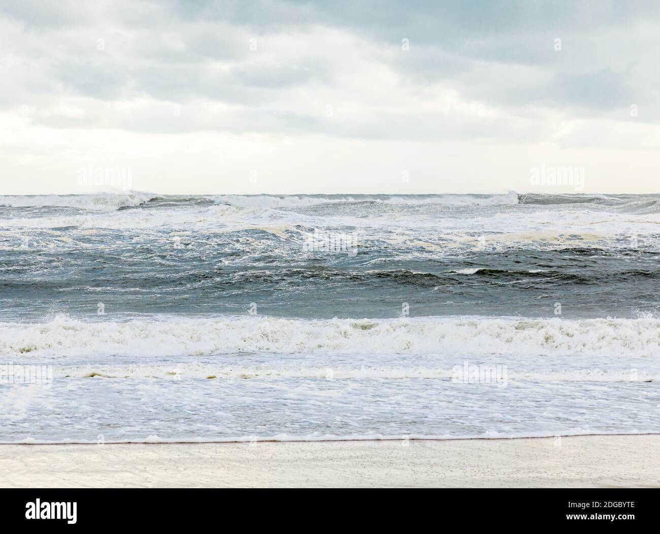 rough surf at Townline Beach, Wainscott, NY Stock Photo - Alamy