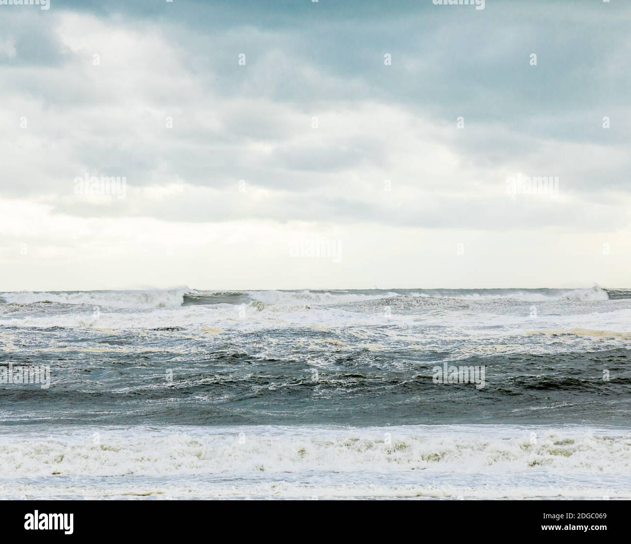 rough surf at Townline Beach, Wainscott, NY Stock Photo - Alamy