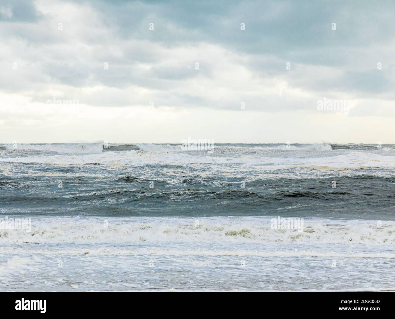 rough surf at Townline Beach, Wainscott, NY Stock Photo - Alamy