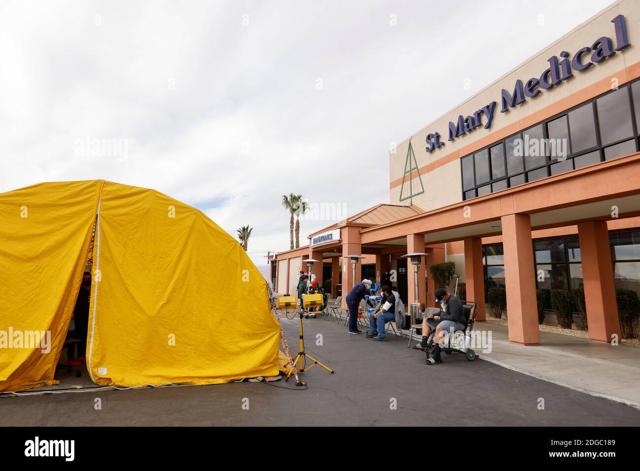 Hospital overflow covid hi-res stock photography and images - Alamy