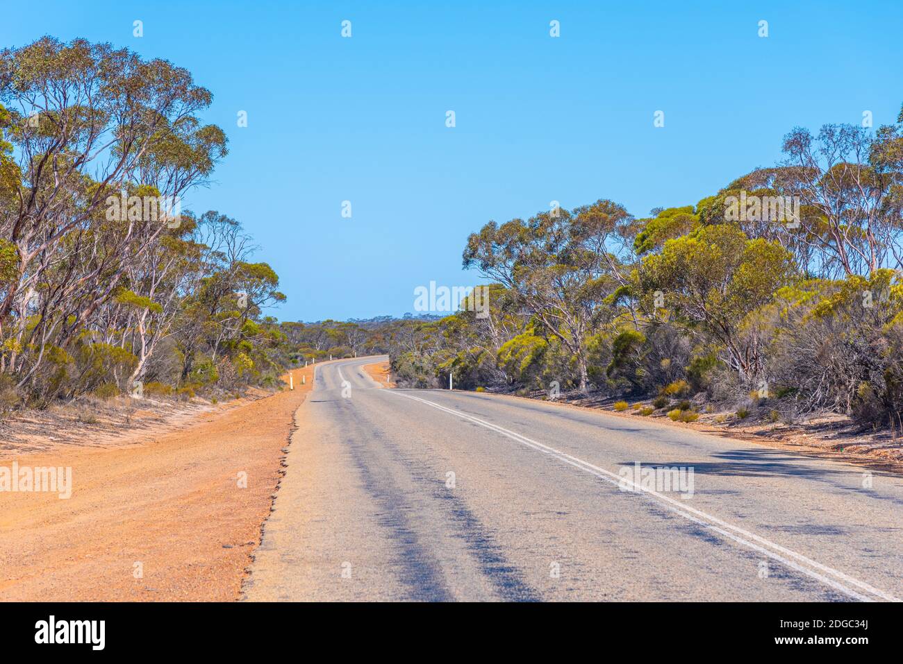 Road running through hinterland of Western Australia Stock Photo - Alamy
