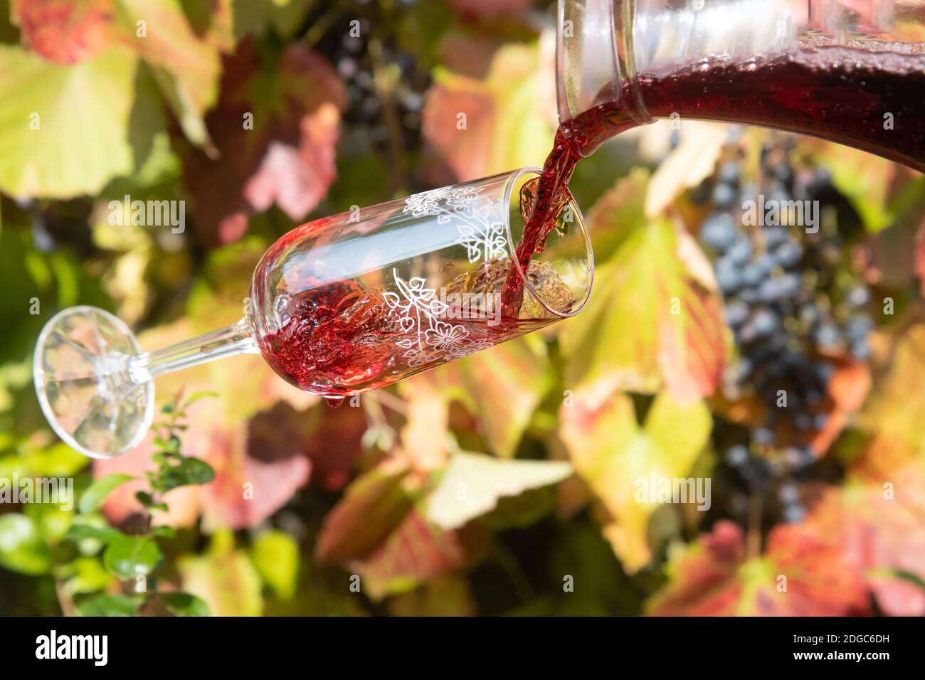 Falling wine glass hi-res stock photography and images - Alamy