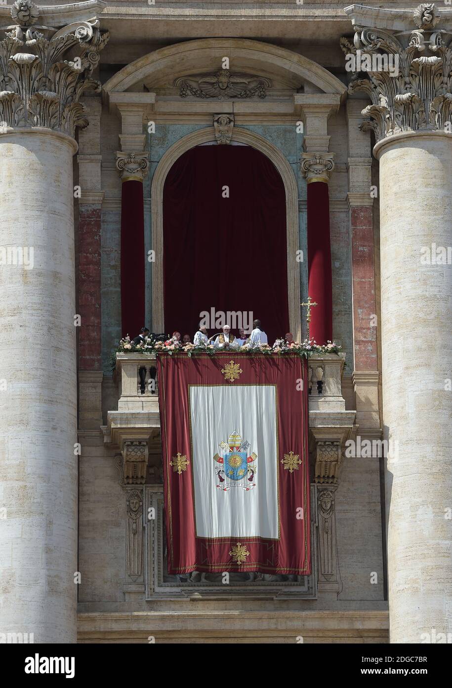 Pope Francis delivers his Urbi Et Orbi blessing from the central loggia ...
