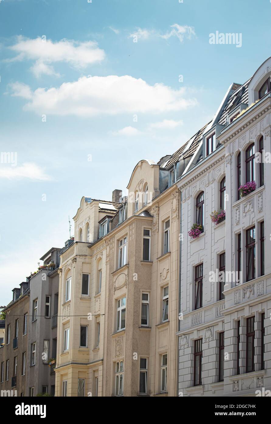 City houses hi-res stock photography and images - Alamy