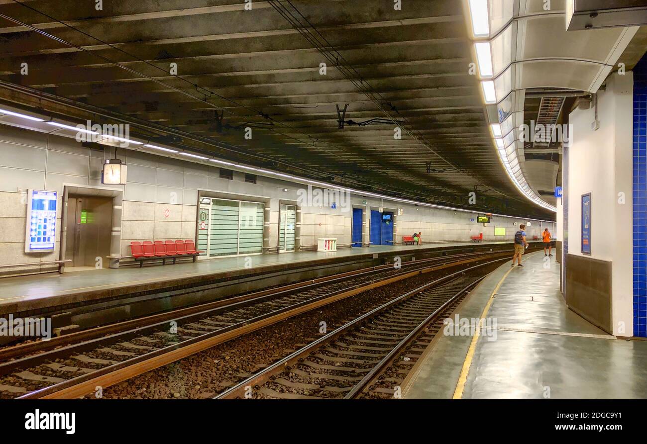 Empty train platform architecture hi-res stock photography and images ...