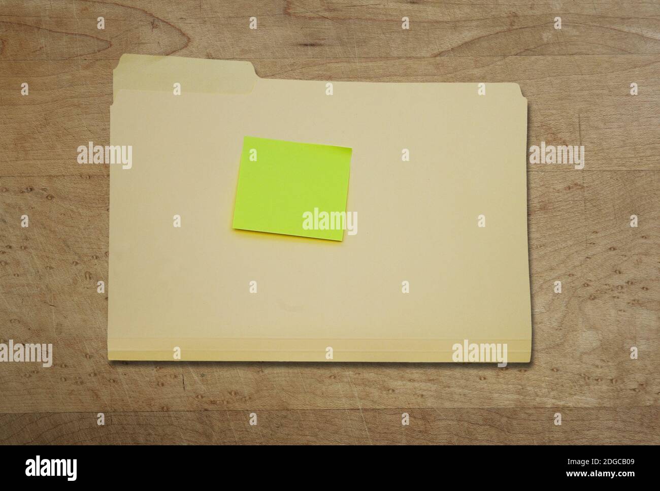 Sticky note on folder Stock Photo - Alamy