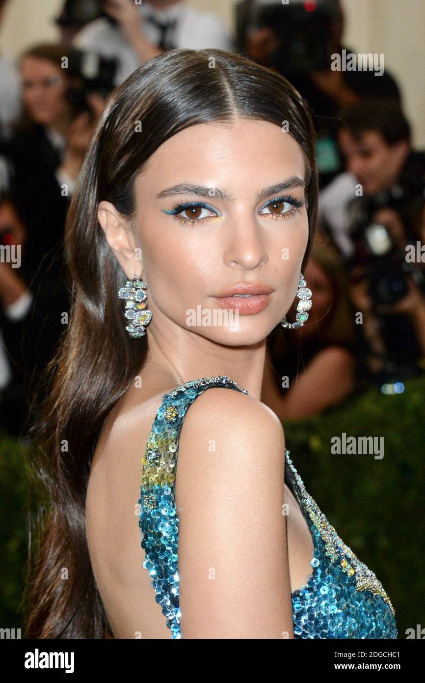 Emily Ratajkowski arriving on the red carpet at the Costume Institute ...