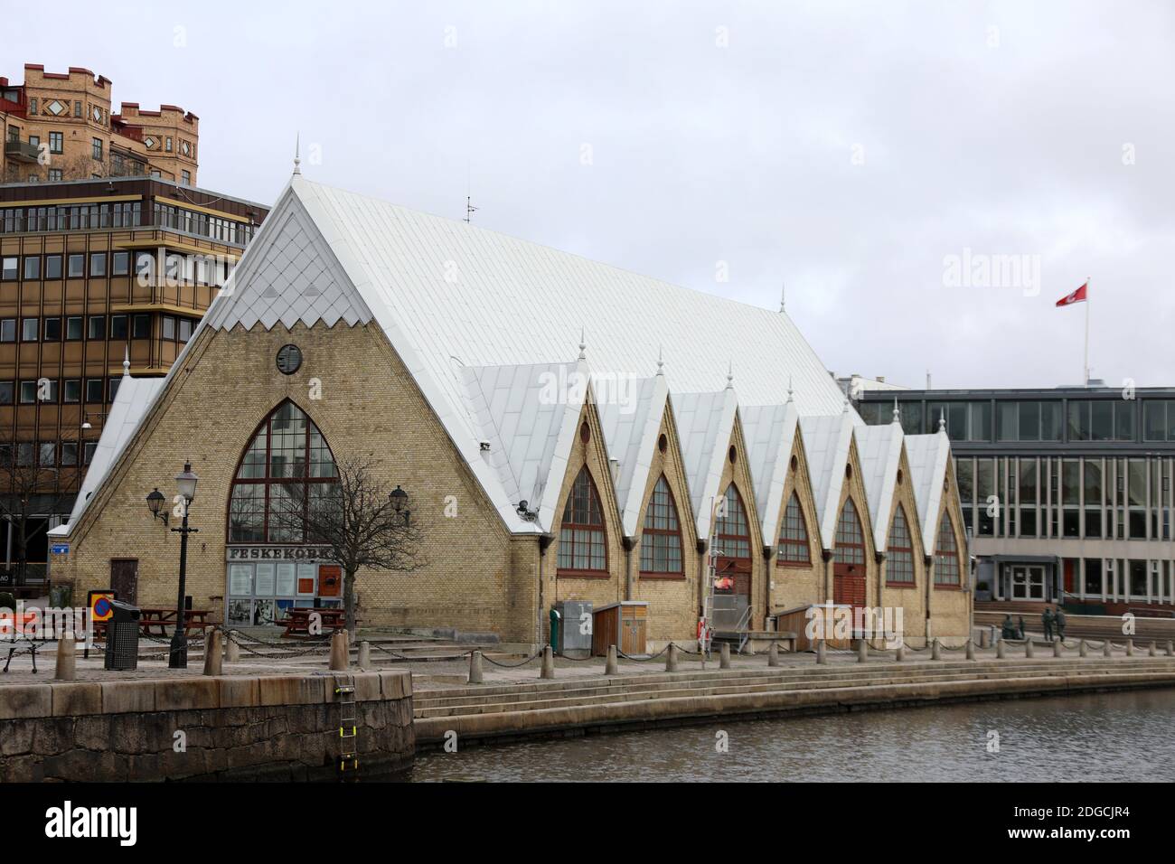 Old indoor fish market building hi-res stock photography and images - Alamy
