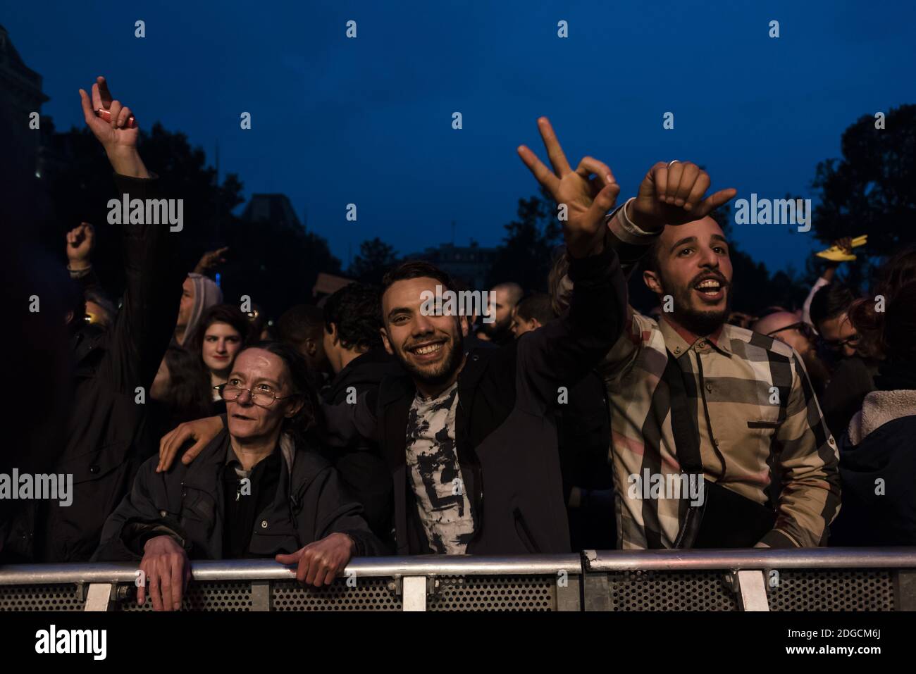 The public at the concert against racism "Facing hatred, facing Le Pen ...