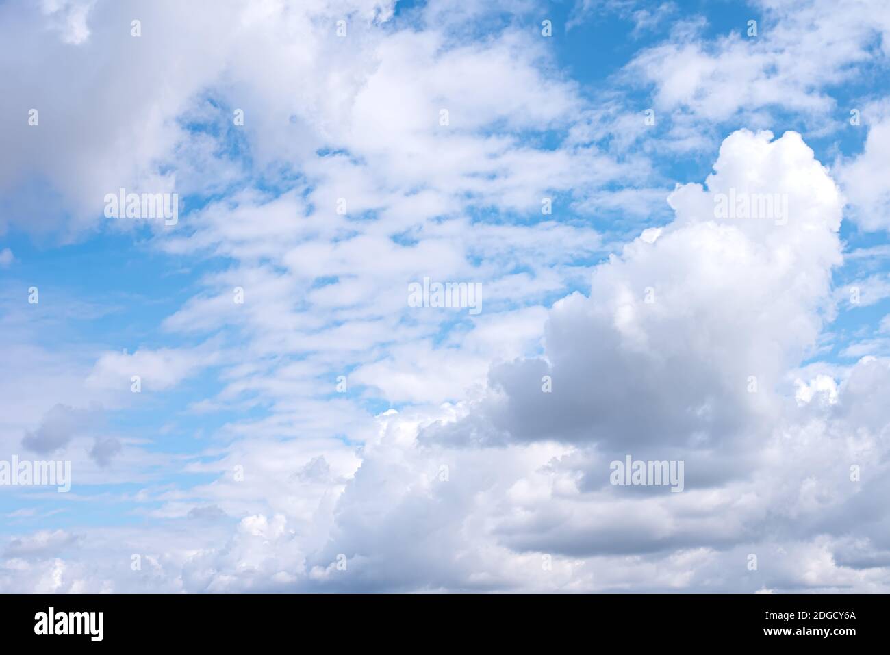 Midday sky hi-res stock photography and images - Alamy