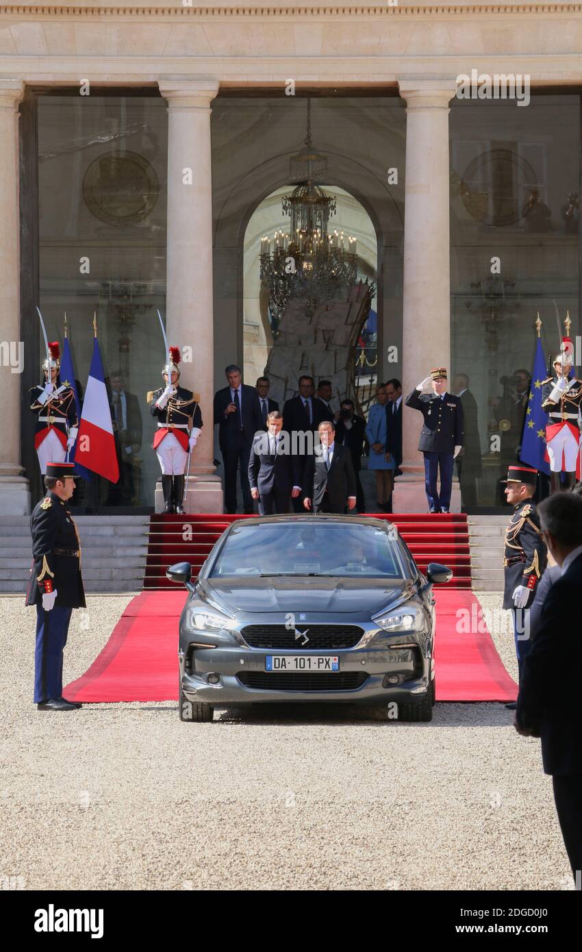 Outgoing French President Francois Hollande welcomes President-elect ...